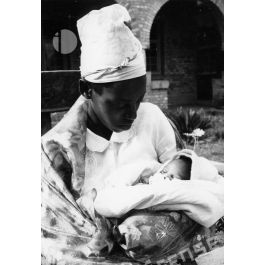 ImagesDéfense - République Rwandaise, 1970. Mère et son enfant.