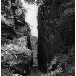 ImagesDéfense - 1953. Faille d'Aledjo sur la route internationale. Lomé ...