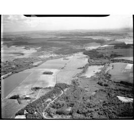 ImagesDéfense - Le Perchay (95). L'étang de Vallières, à droite.
