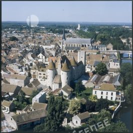 ImagesDéfense - Nemours (77). La vieille ville avec le château.