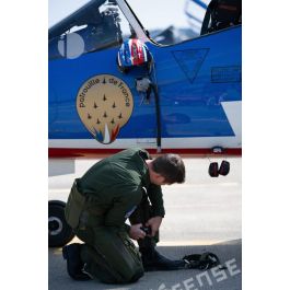 ImagesDéfense - Le commandant Aurélien termine de s'équiper pour un vol ...