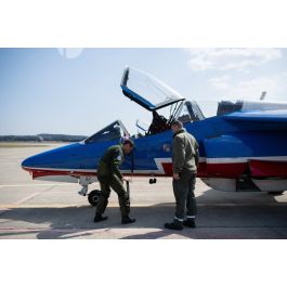 ImagesDéfense - Le commandant Aurélien termine de se préparer aux côtés ...