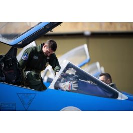 ImagesDéfense - Le commandant Aurélien descend de son avion Alphajet à ...