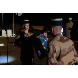 ImagesDéfense - Le colonel Thibaut Lemerle récupère le fanion du ...