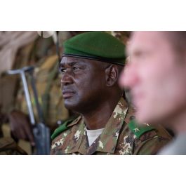 ImagesDéfense - Portrait du général de brigade Oumar Diarra au centre ...