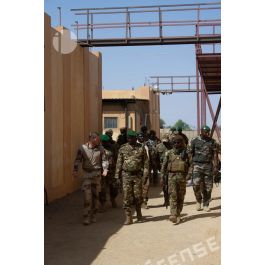 ImagesDéfense - Le capitaine Florent accompagne la visite du général de ...