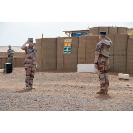 ImagesDéfense - Le colonel Christophe Follet salue le général de ...