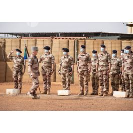 ImagesDéfense - Le général de division Marc Conruyt passe les troupes ...