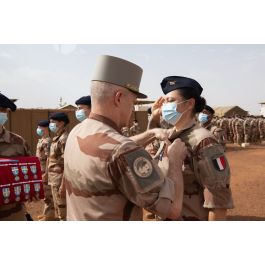 ImagesDéfense - Le général de division Marc Conruyt remet la médaille d ...