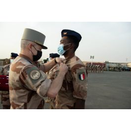 ImagesDéfense - Le général de division Marc Conruyt remet la médaille d ...