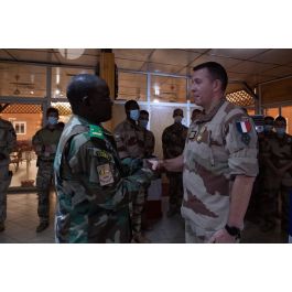 ImagesDéfense - Le général de brigade Oumarou Namata Gazama remet la médaille du G5 Sahel au ...
