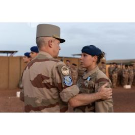 ImagesDéfense - Le général de division Marc Conruyt remet la médaille d ...