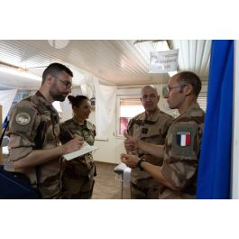 ImagesDéfense - Le médecin en chef Benoît s'entretient avec le médecin ...