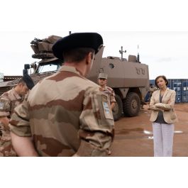 ImagesDéfense - Le colonel Thomas Noizet présente le véhicule blindé ...