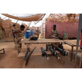 ImagesDéfense - Des soldats récupèrent des pièces de mitrailleuses ...