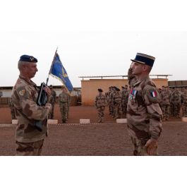 ImagesDéfense - Le lieutenant-colonel Raphael Le Flohic salue le fanion ...