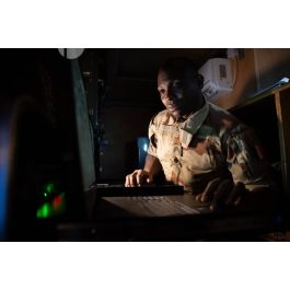 ImagesDéfense - Un soldat présente les interfaces de communication d'un ...