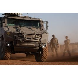 ImagesDéfense - Des soldats contrôlent un véhicule blindé multi-rôles ...