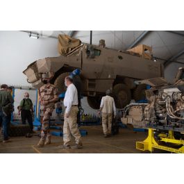 ImagesDéfense - Présentation des ateliers de maintenance du véhicule ...