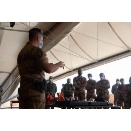 ImagesDéfense - Un officier présente les ateliers de maintenance du ...