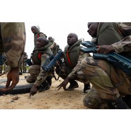 ImagesDéfense - Des soldats congolais participent à un briefing au centre d'aguerrissement Outre ...