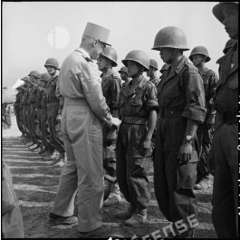 ImagesDéfense - Le général Navarre, commandant en chef en Indochine ...