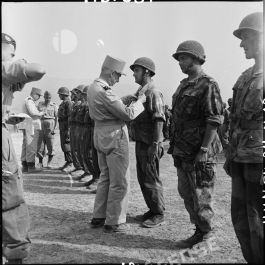 ImagesDéfense - Le général Navarre, commandant en chef en Indochine ...