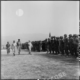 ImagesDéfense - Le général Navarre passe les troupes en revue à Diên ...