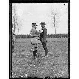 ImagesDéfense - Saint-Clément, le général Philipot décore le colonel ...