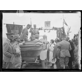 ImagesDéfense - Neveska. Une jeune fille du village lit un complément ...