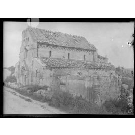 ImagesDéfense - [Vue extérieure de l'église de Tracy-le-Val en ruine.]