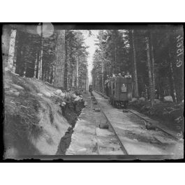 ImagesDéfense - [Un funiculaire en pleine forêt.]