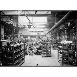 ImagesDéfense - Blois. La fabrique de chaussures Rousset. Le montage ...