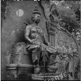 ImagesDéfense - Statue du roi Norodom 1er au Wat Phnom, Phnom Penh.