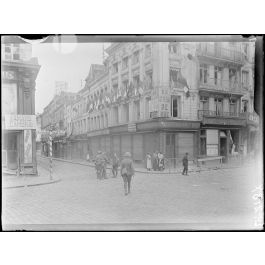 ImagesDéfense - Valenciennes, la rue de Paris pavoisée. [légende d'origine]