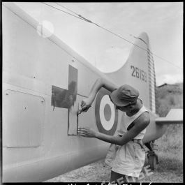 ImagesDéfense - Peinture du signe de la Croix-Rouge sur un avion ...