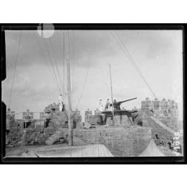 ImagesDéfense - Ile de Rouad. Sur une des tours du vieux château, canon ...