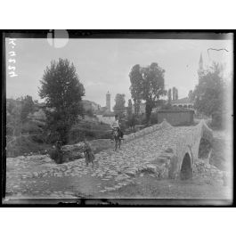 ImagesDéfense - Verria. Le pont et le village. [légende d'origine]