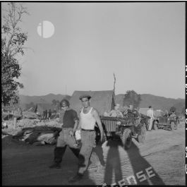 ImagesDéfense - Le général Navarre circule à bord d'une jeep conduite ...