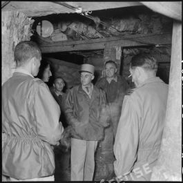 ImagesDéfense - Le général Navarre dans le poste de commandement du ...