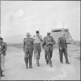 ImagesDéfense - Visite du général Navarre au poste de Thu Phieu.