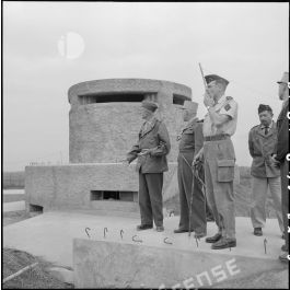 ImagesDéfense - Visite du général Navarre au poste de Thu Phieu.