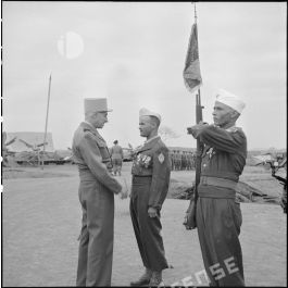 ImagesDéfense - Le général Navarre félicite un sergent-chef après lui ...