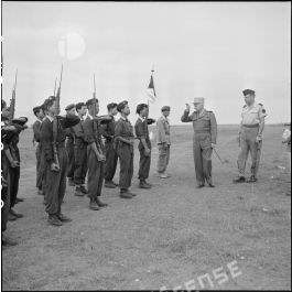 ImagesDéfense - Le général Navarre et le général Cogny passent en revue ...