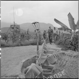 ImagesDéfense - Le général Navarre et le général Cogny au cours de l ...
