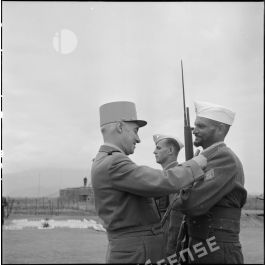 ImagesDéfense - Le général Navarre décore un soldat de première classe ...