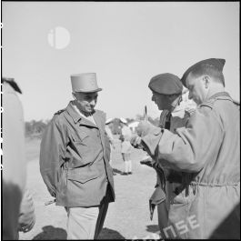 ImagesDéfense - Le général Navarre, commandant en chef en Indochine, s ...