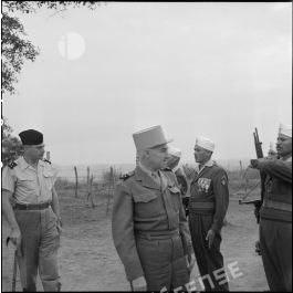 ImagesDéfense - Le général Navarre passe en revue des spahis au poste ...