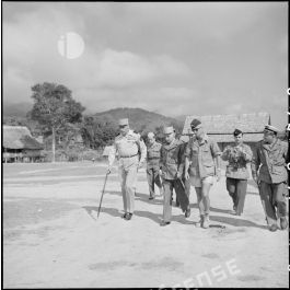 ImagesDéfense - Lors d'une visite du général Navarre à Muong Saï (Laos ...
