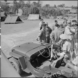 ImagesDéfense - Lors d'une visite du général Navarre à Muong Saï (Laos ...